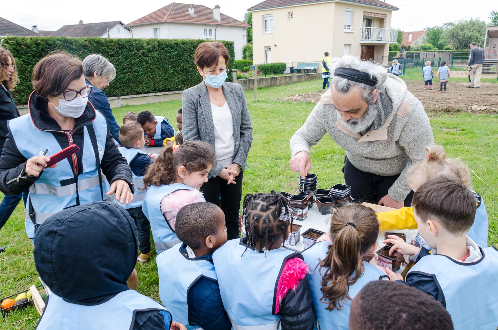 Initiation au jardinage à l'école Varenne | Ville de Bellerive-sur-Allier